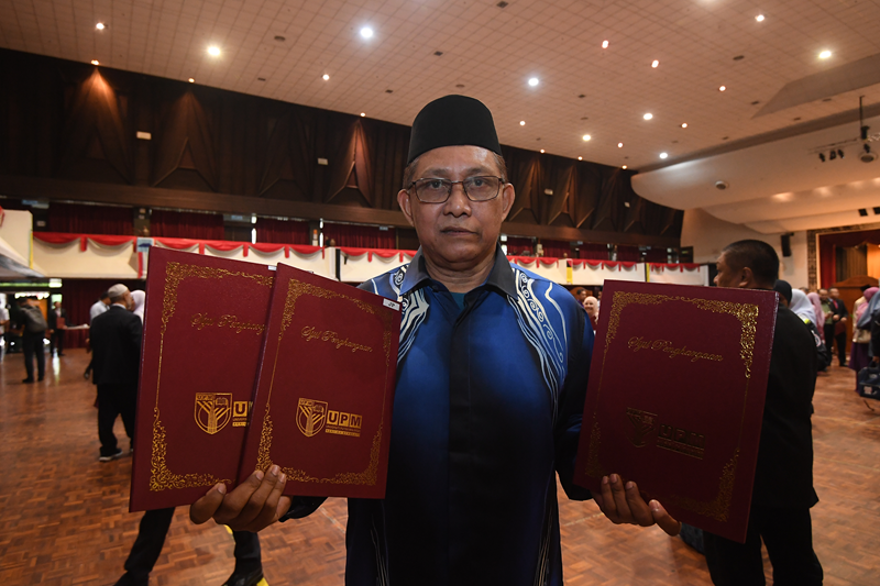 Sementara itu, Zuber Mohd Saad, 60, yang bertugas sebagai Penolong ...